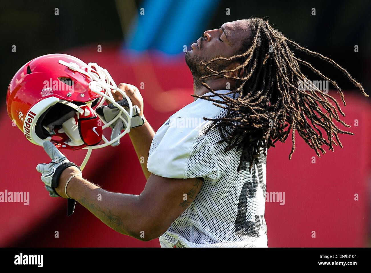 Georgia linebacker Jarvis Jones (29) puts on his helmet during NCAA ...