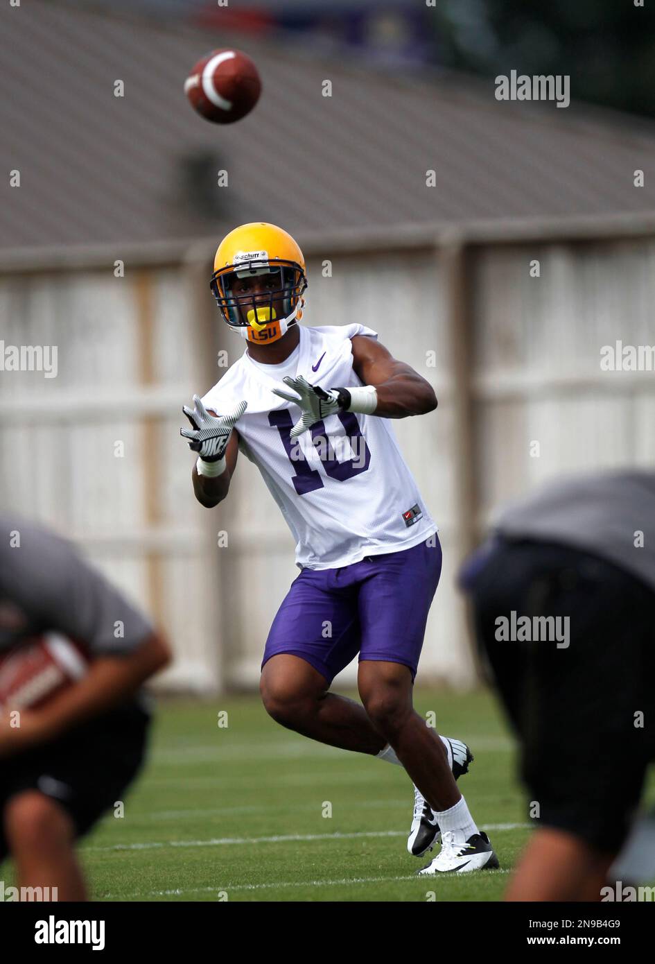LSU wide receiver Russell Shepard (10) catches a pass during NCAA ...