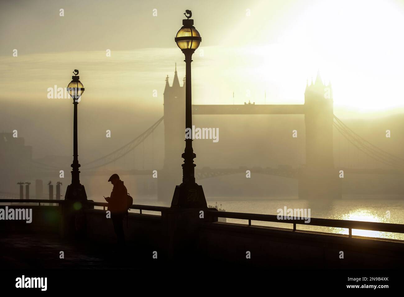Tower bridge in the mist in central London as a cold weather front hits ...
