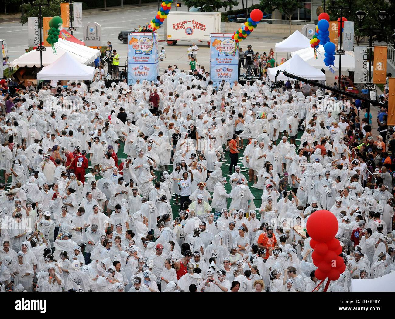 COMMERCIAL IMAGE - Hundreds of circus fans get ready for Ringling Bros ...