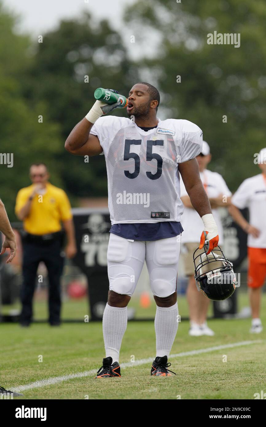 Chicago Bears linebacker Lance Briggs (55), right, drinks water during ...