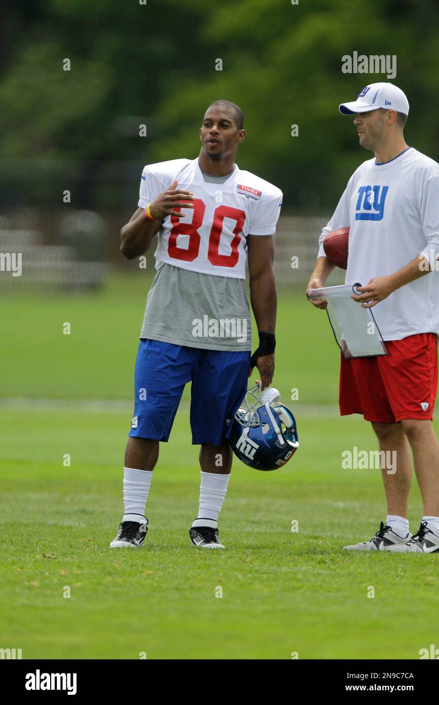 New York Giants wide receiver Victor Cruz (80) talks with wide ...