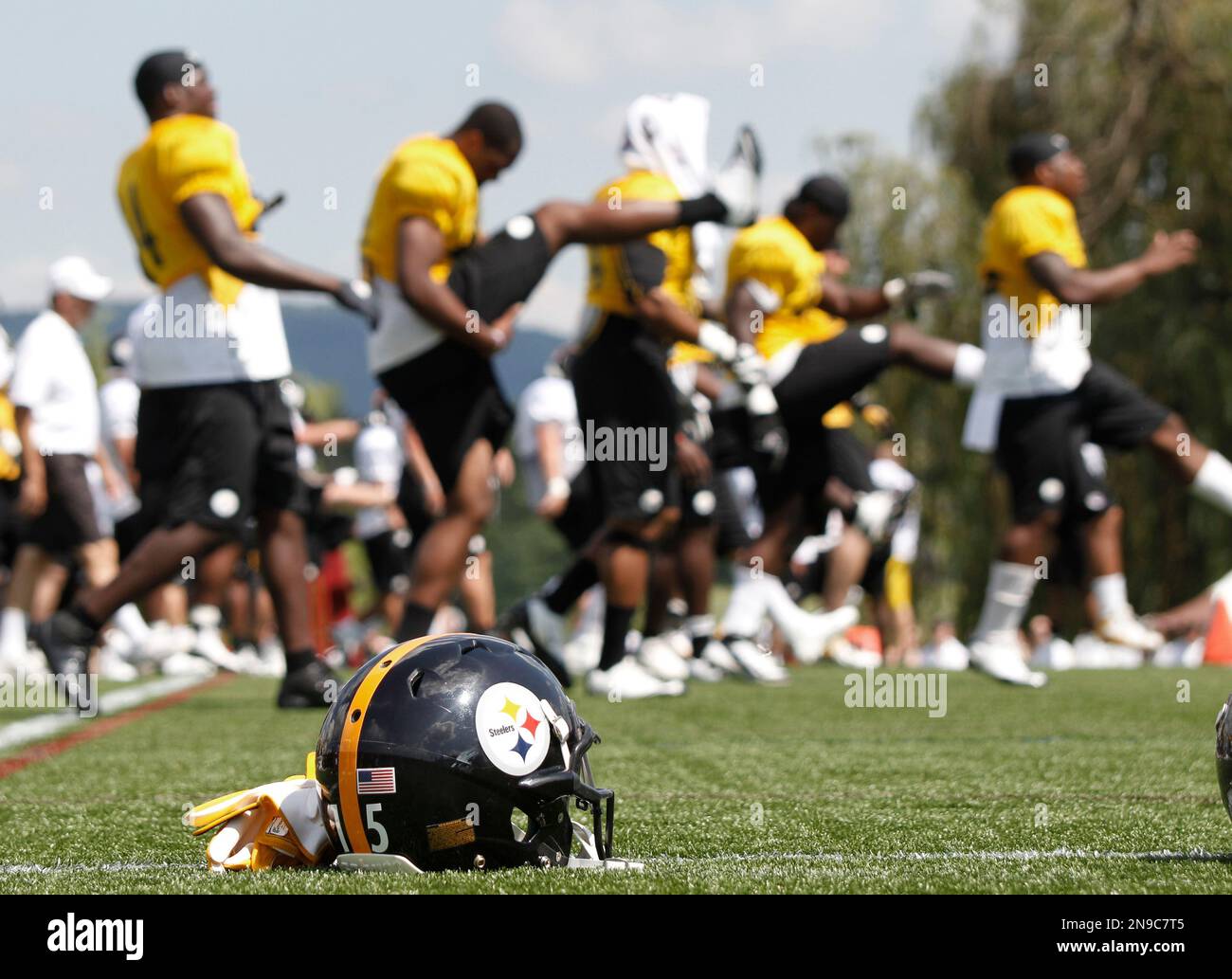 The Pittsburgh Steelers warm up before practice at NFL football ...