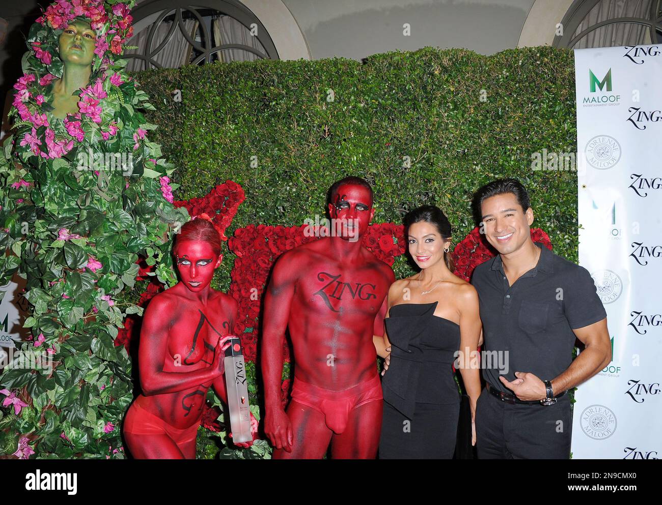 Courtney Mazza, at left and Mario Lopez pose for a photo with models at ...