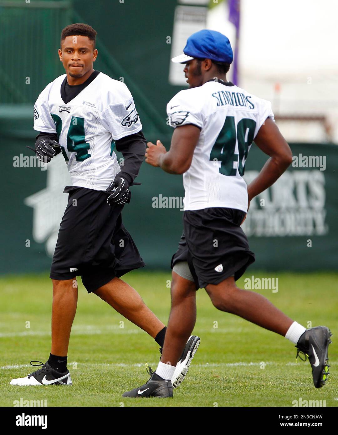 Philadelphia Eagles cornerback Nnamdi Asomugha (24) covers linebacker ...