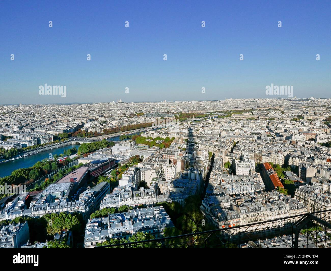 Paris skyline showing eiffel hi-res stock photography and images - Alamy