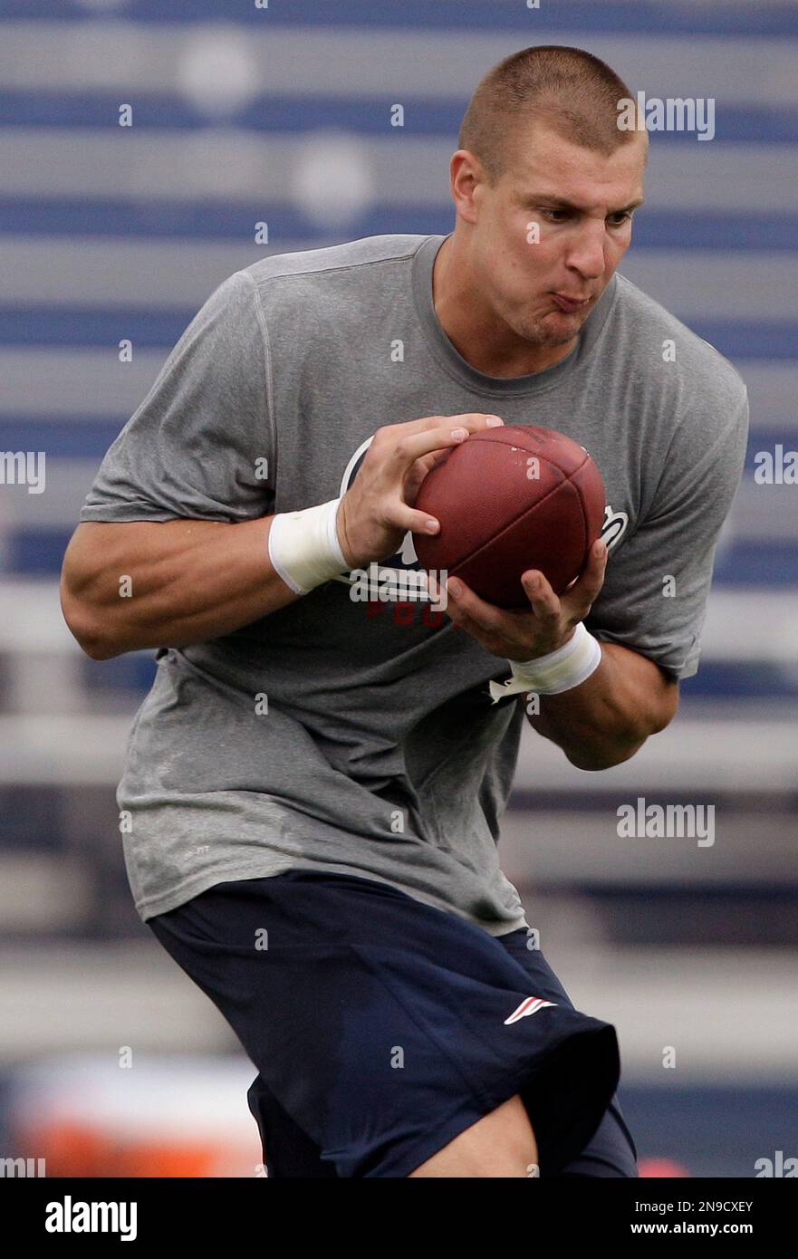 New England Patriots tight end Rob Gronkowski (87) catches a pass as he ...