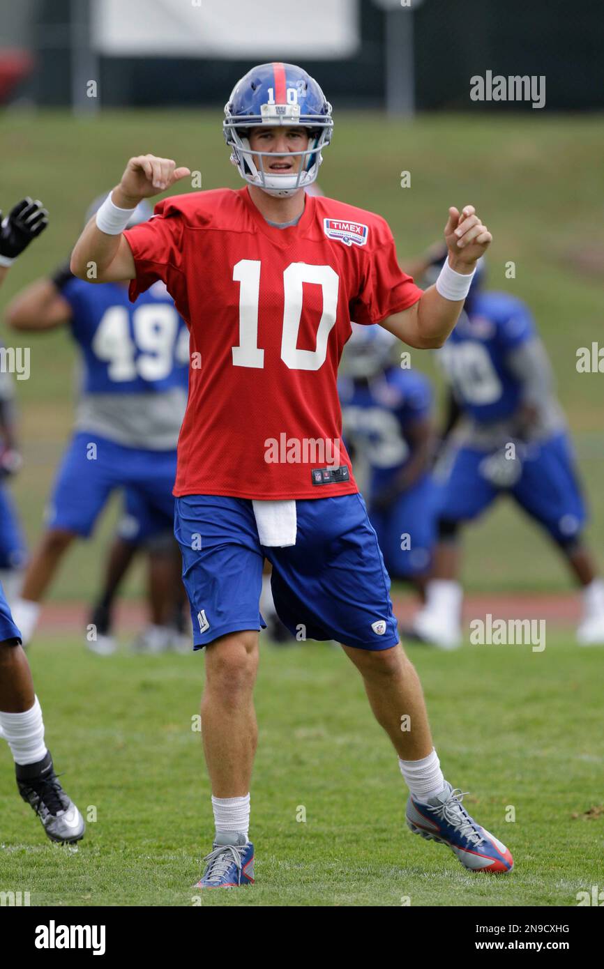 New York Giants quarterback Eli Manning (10) exercises with teammates ...
