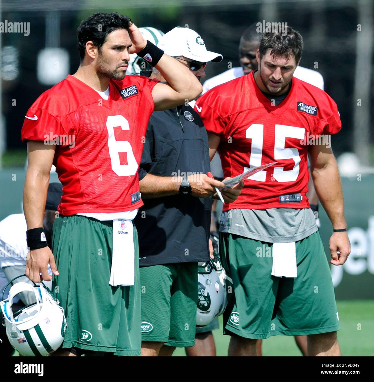 New York Jets quarterbacks coach Matt Cavanaugh talks with quarterbacks ...