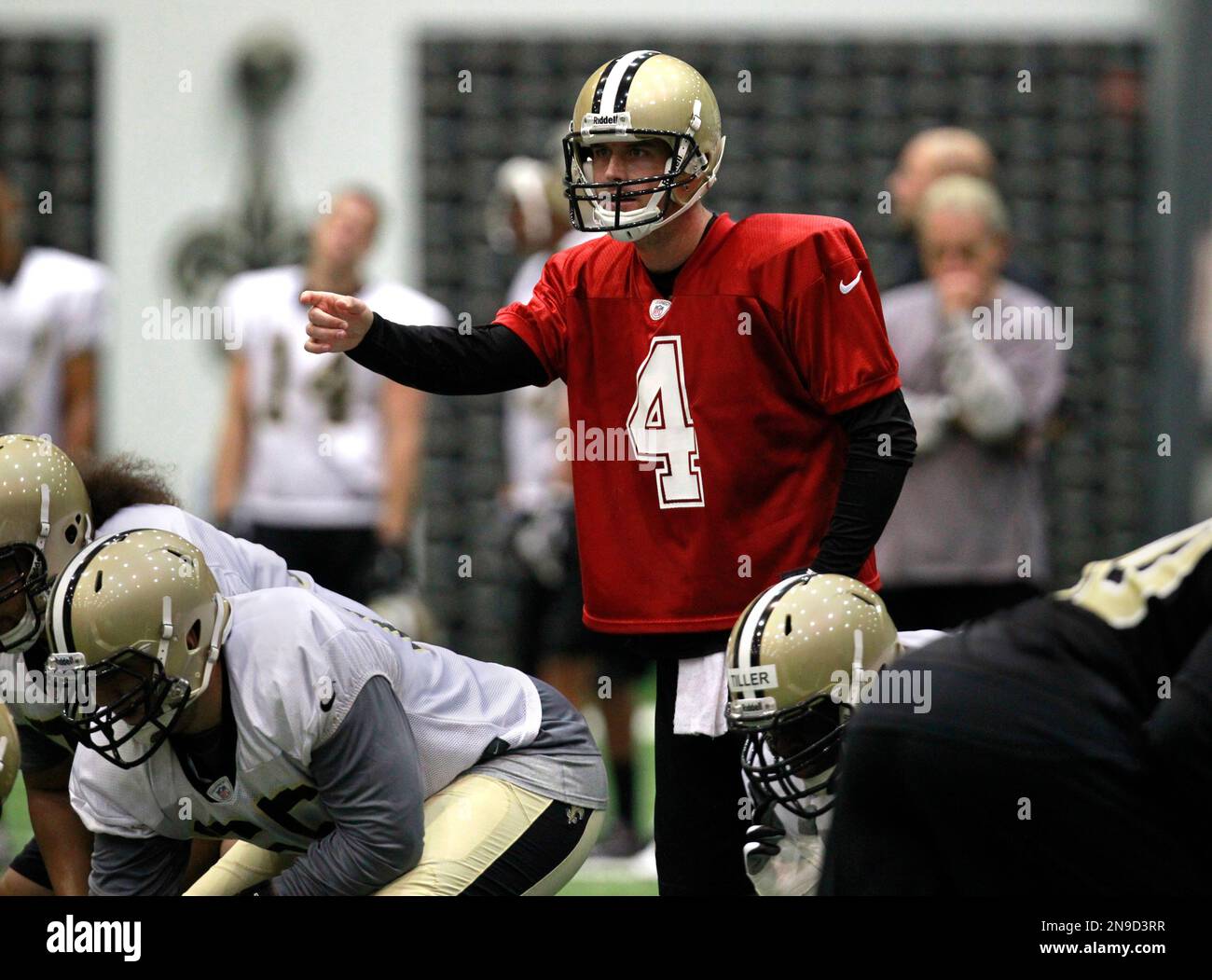 New Orleans Saints quarterback Sean Canfield (4) calls out a play ...