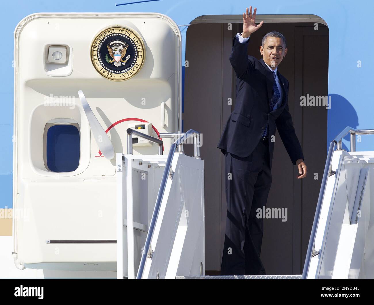 President Barack Obama waves prior to boarding Air Force One before ...