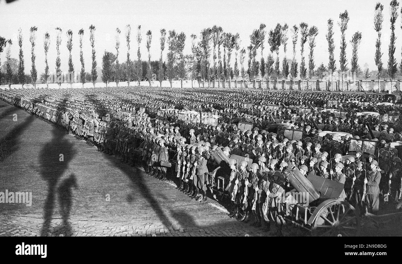 The five day trip of Il Duce in Northern Italy to inspect the troop ...