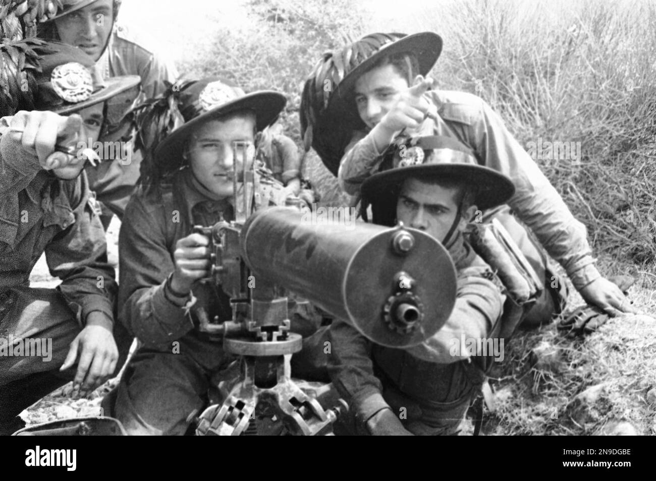 Italian troops with a new type of machine gun during the war manoeuvres ...