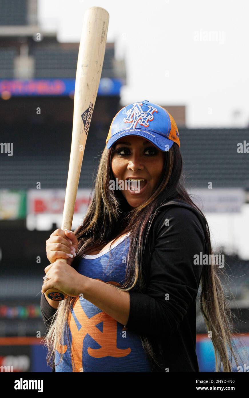 Nicole "Snooki" Polizzi poses with a bat before the New York Mets ...