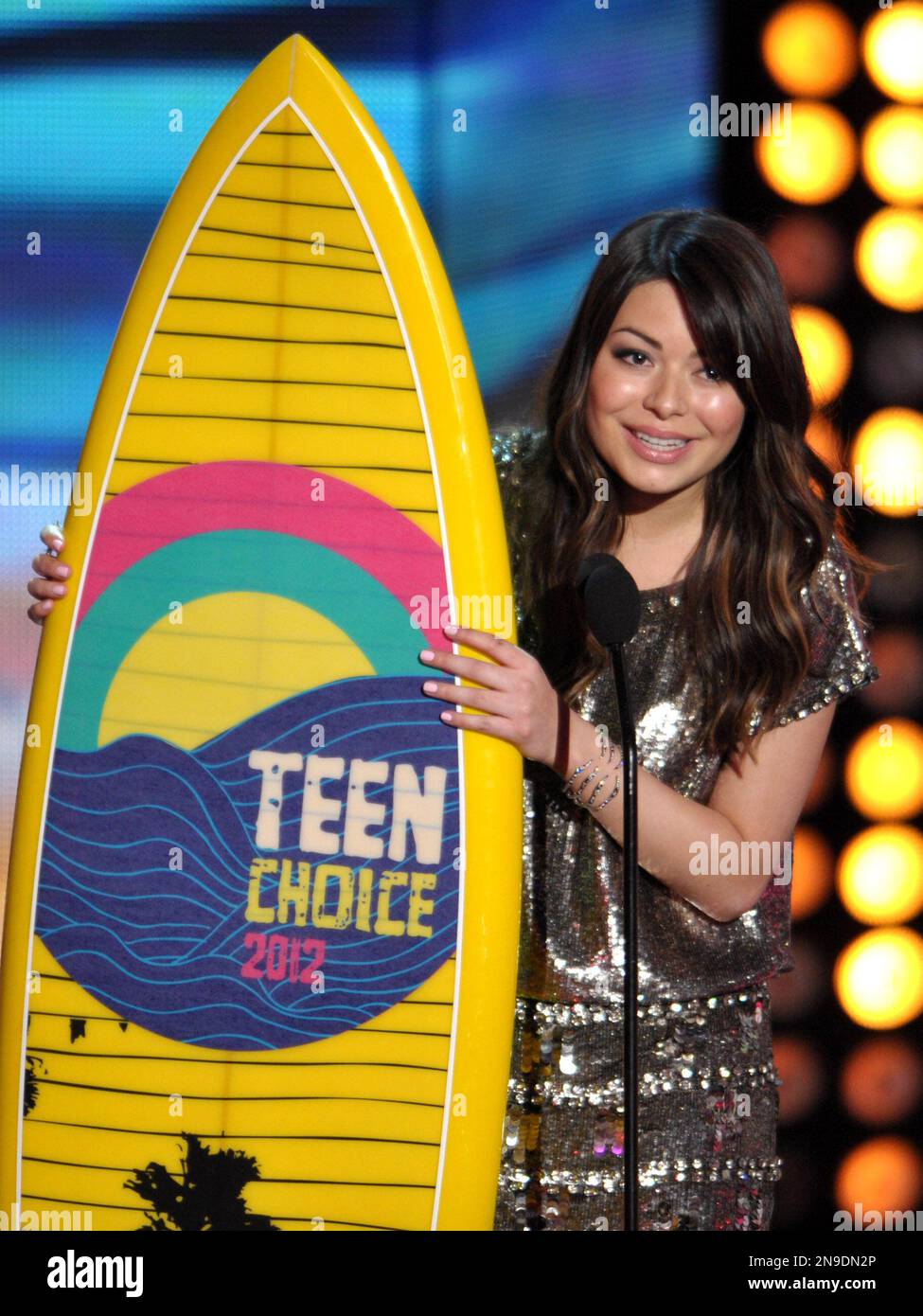 CORRECTS TO ACUVUE INSPIRE AWARD - Miranda Cosgrove accepts the Acuvue ...