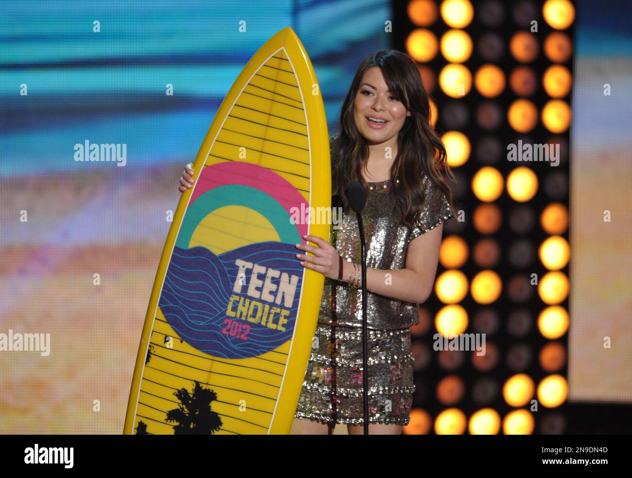 Miranda Cosgrove accepts the Acuvue inspire award at the Teen Choice ...