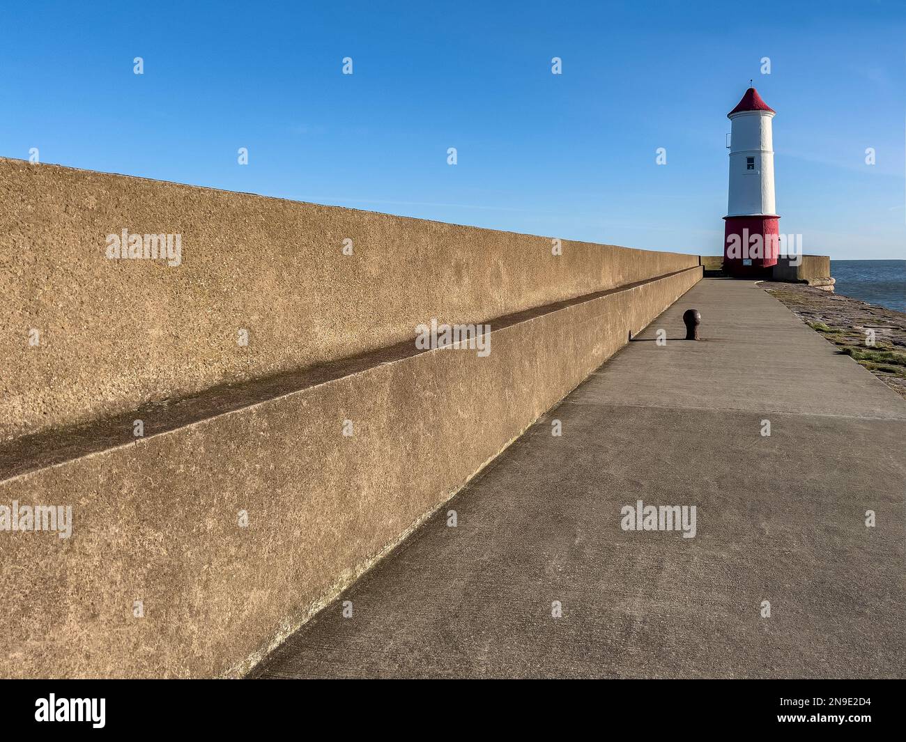 Breakwater lighthouse at the border town of Berwick-upon-Tweed ...