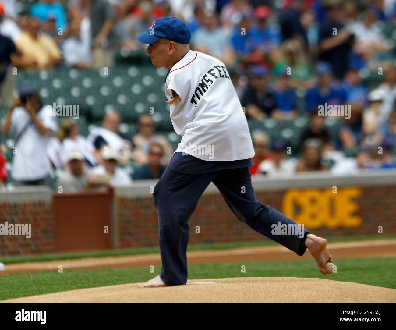 Tom Willis, who was born without arms, throws out a ceremonial first ...