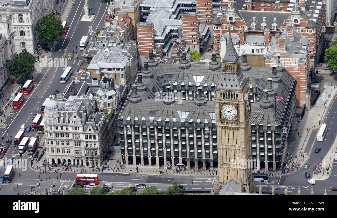 The Elizabeth Tower with its iconic Big Ben, faces part of the Palace ...