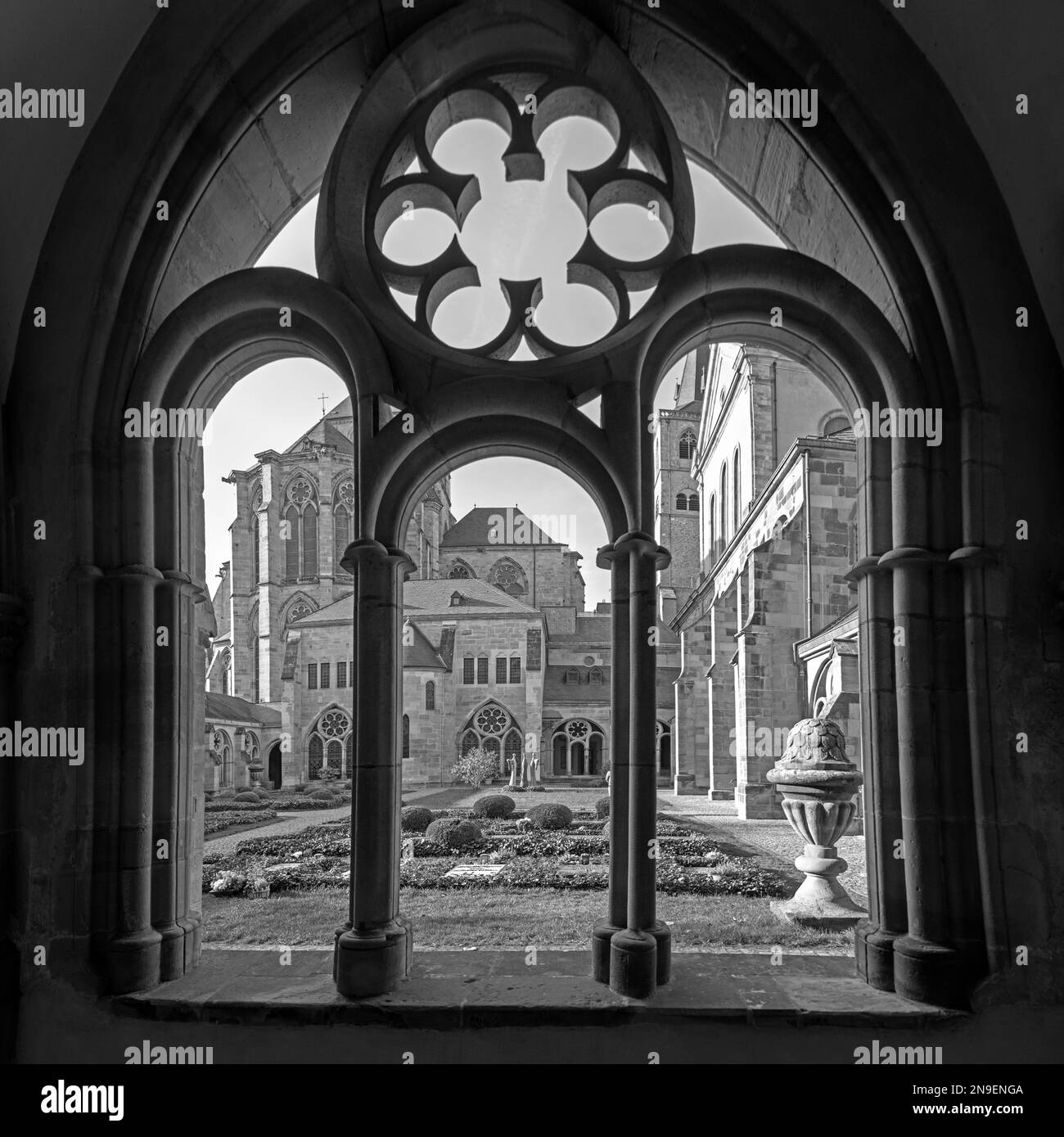 Garden aisle Black and White Stock Photos & Images - Alamy