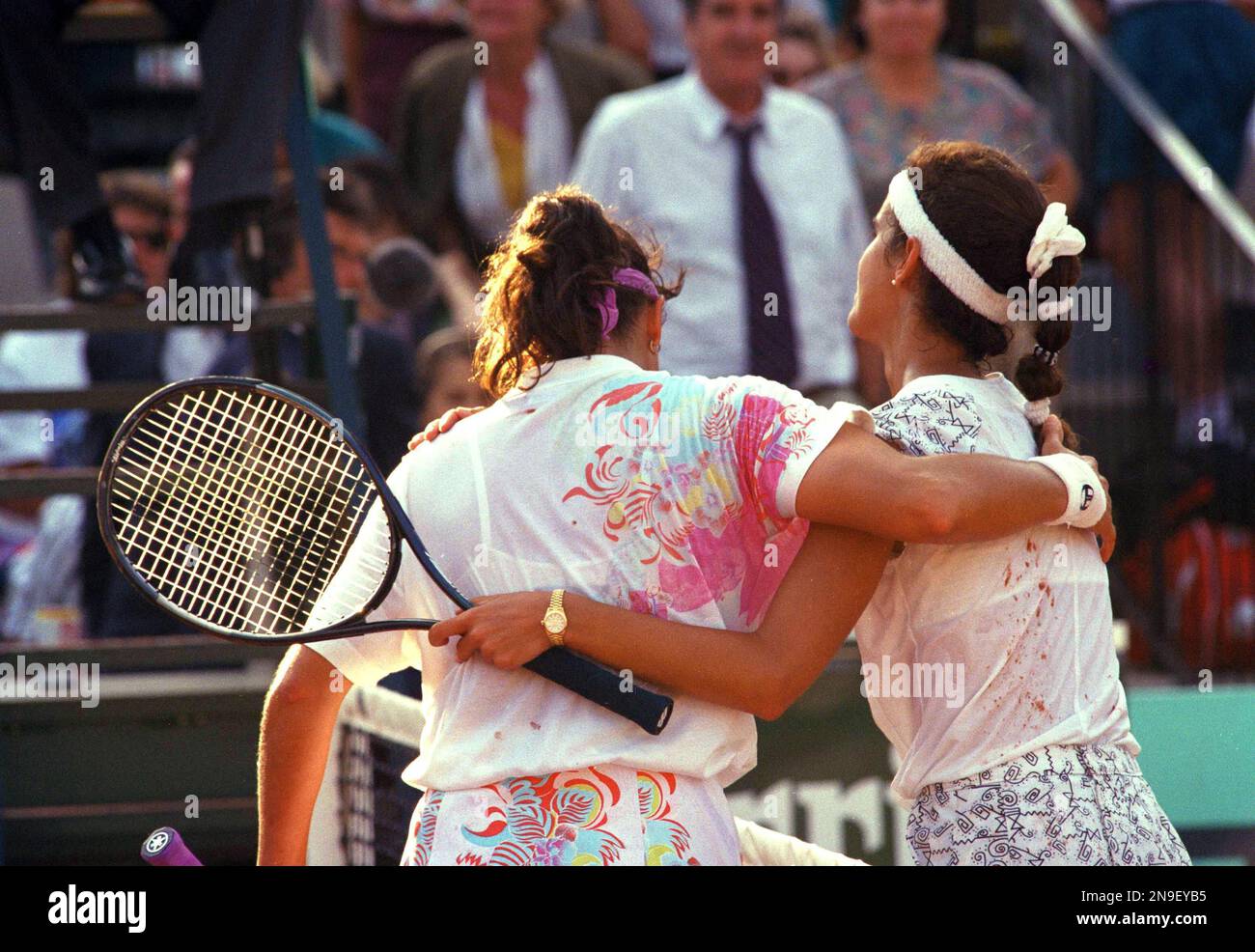 Mary Joe Fernandez of Miami, Fla., right, hugs Argentina's Gabriela ...