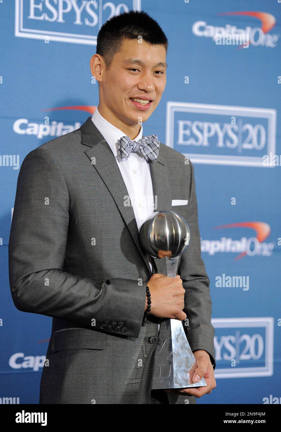 Jeremy Lin poses backstage with the best breakthrough athlete award at ...