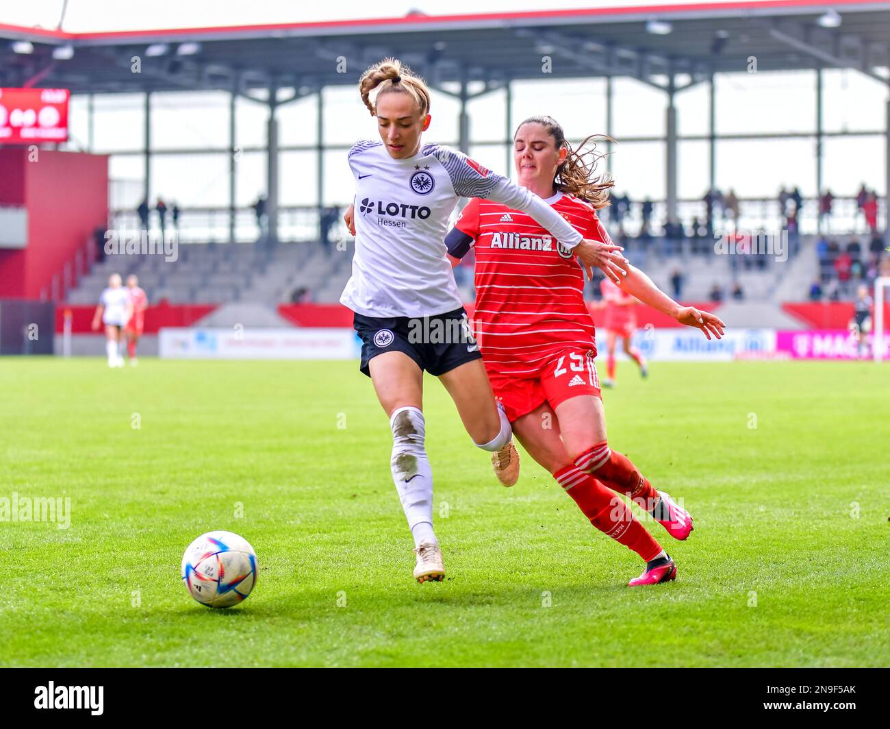 Sophia Kleinherne (4 Frankfurt) and Sarah Zadrazil (25 FC Bayern ...