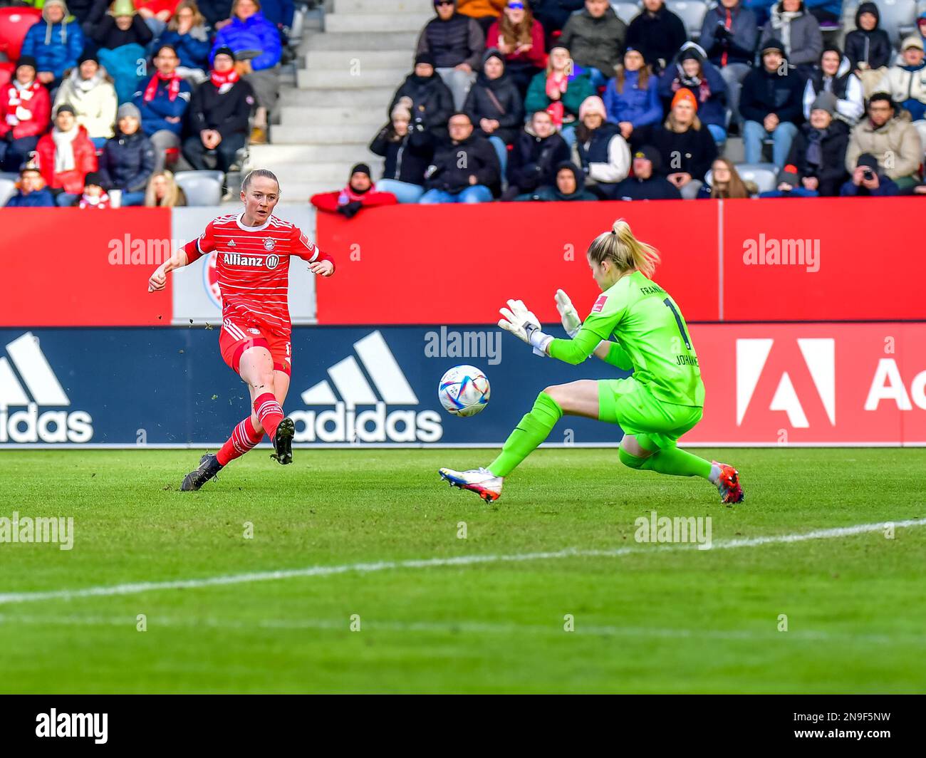 Lea Schüller (11 FC Bayern München) and Stina Johannes (1 Frankfurt) in ...