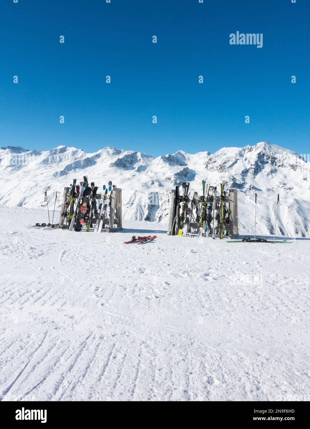 Ski racks hi-res stock photography and images - Alamy
