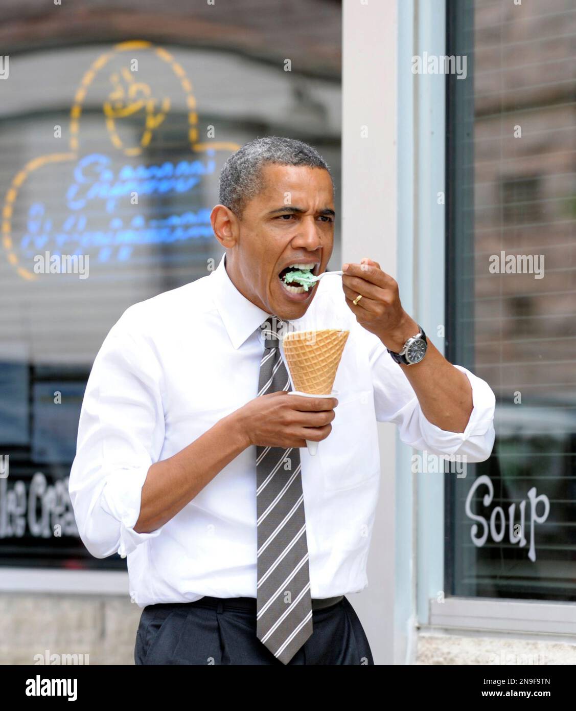President Barack Obama eats mint chocolate chip ice cream at Deb's Ice ...