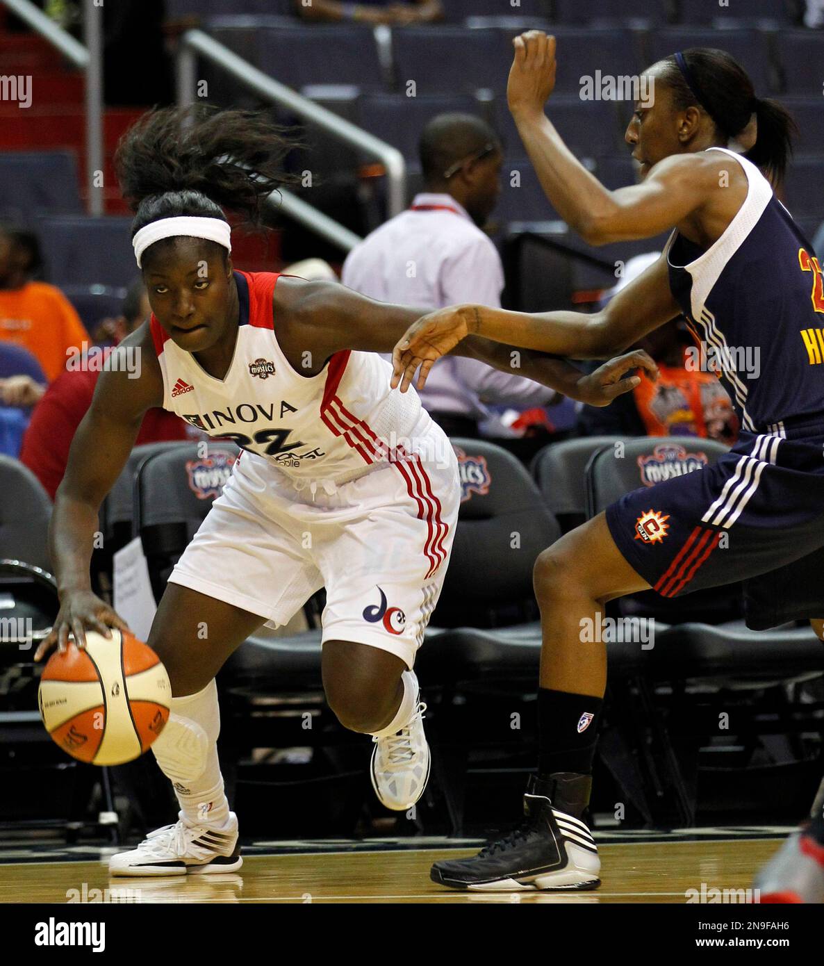 Washington Mystics guard Matee Ajavon (22) drives past Connecticut Sun ...