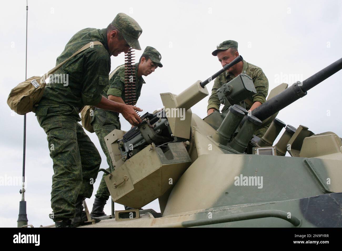 Russian soldiers prepare to fire heavy machine guns during military ...