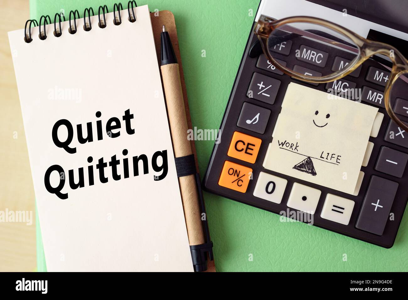 in office writing on paper note QUIET QUITTING Stock Photo - Alamy