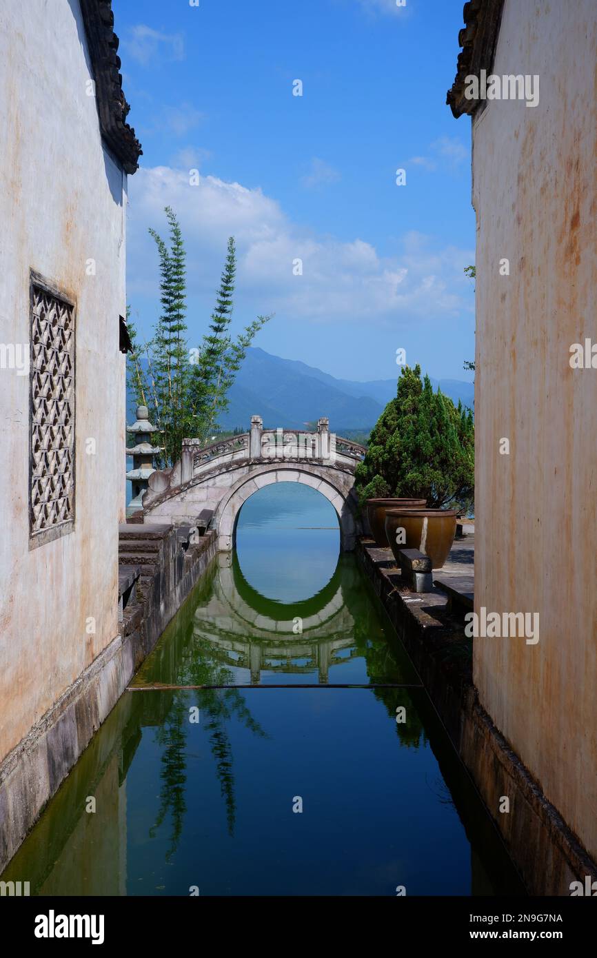 A bridge over a water canal between buildings Stock Photo - Alamy