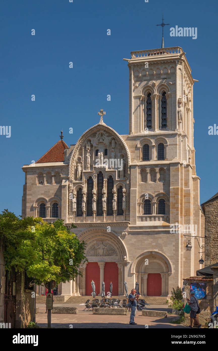 Vezelay marie madeleine facade hi-res stock photography and images - Alamy