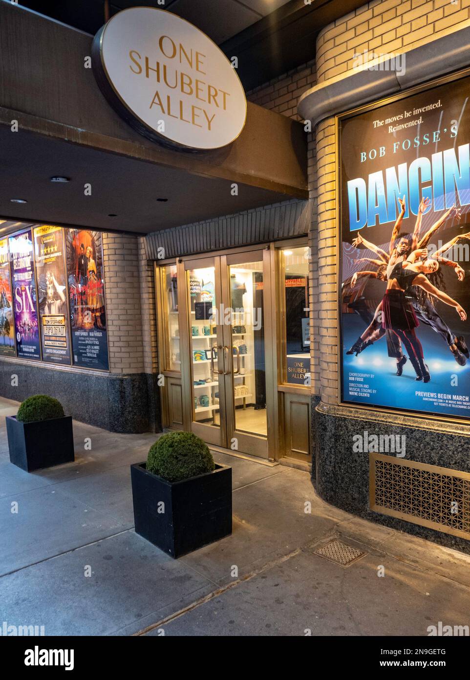 Broadway Show Posters and Gift Shop, Shubert Alley, Times Square, NYC ...