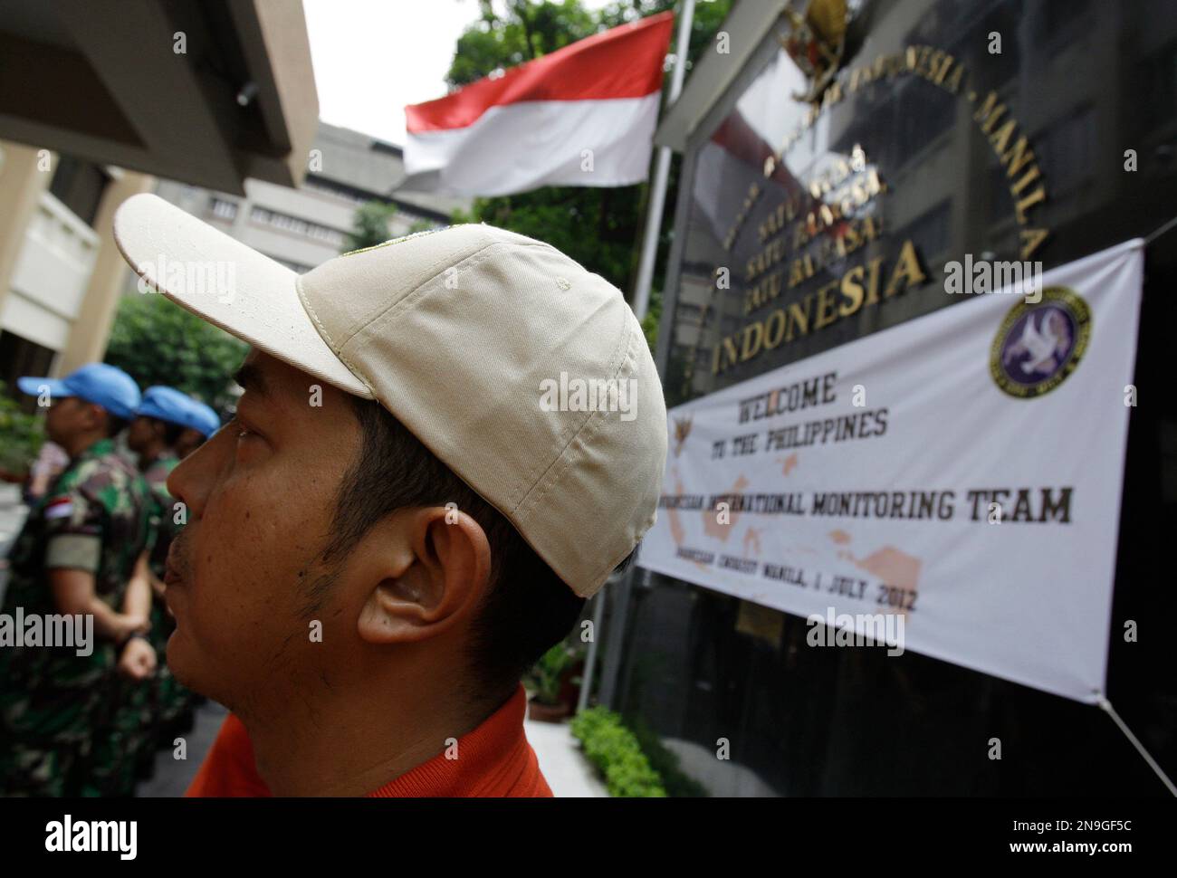 Indonesian army soldiers and civilian conflict-resolution experts ...