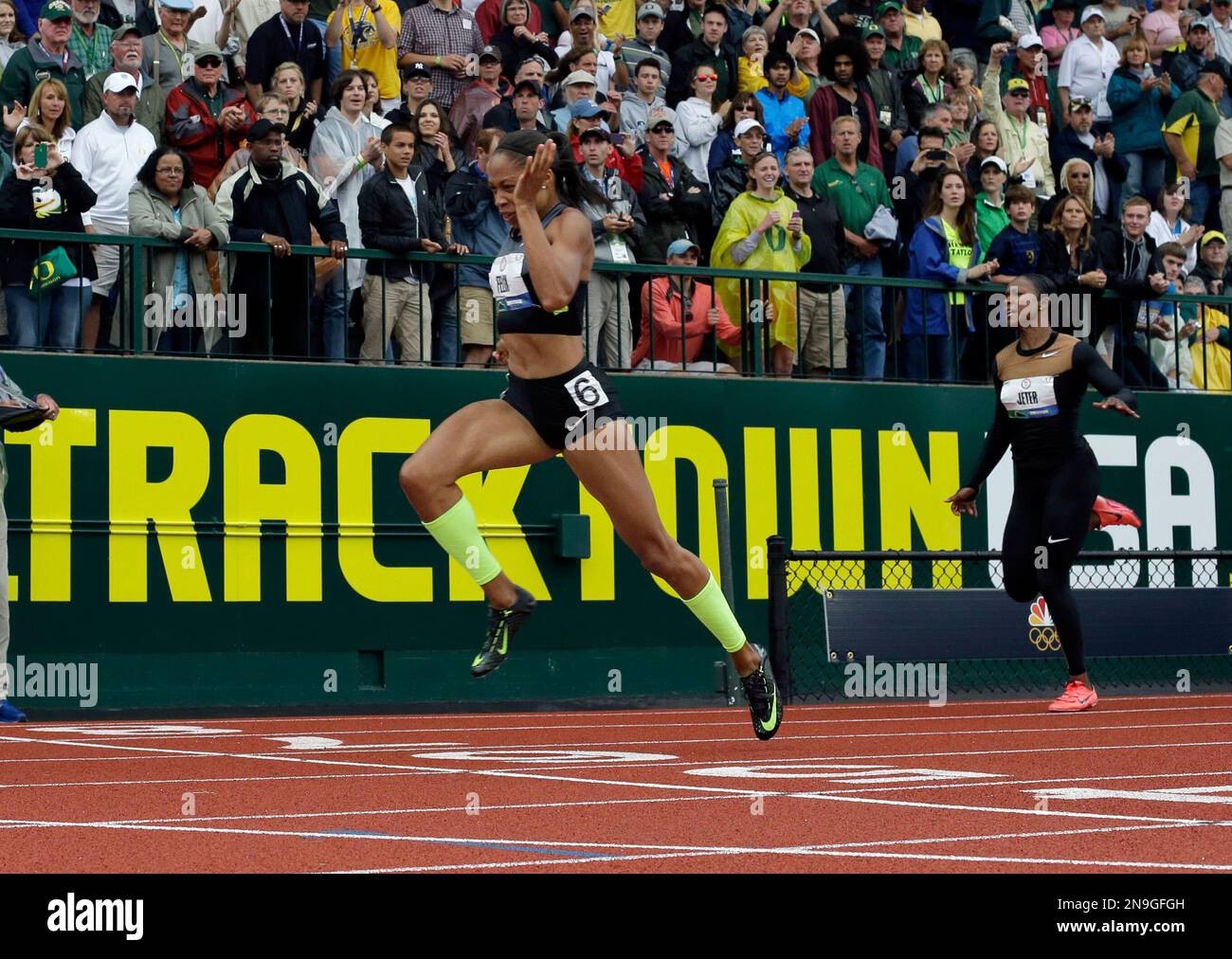 Allyson Felix and Carmelita Jeter race in the women's 200 meter final ...