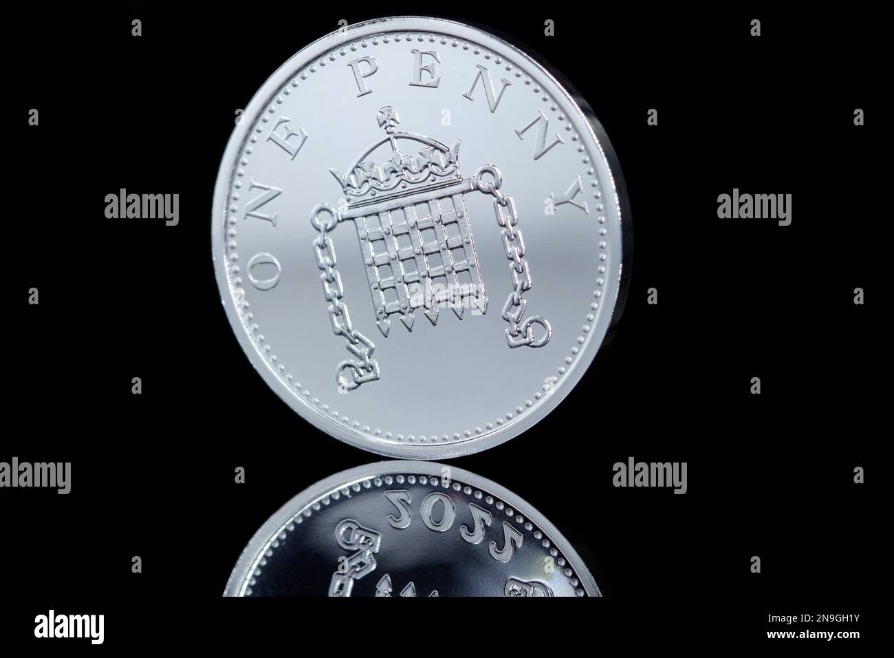Silver 1p coin hi-res stock photography and images - Alamy