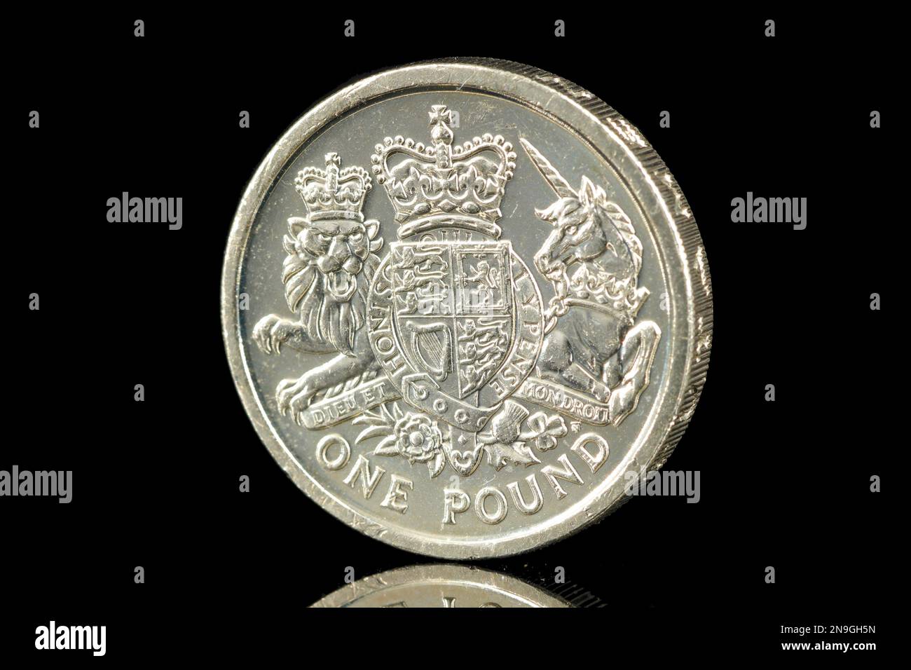 Coat of arms 1 pound coin hi-res stock photography and images - Alamy