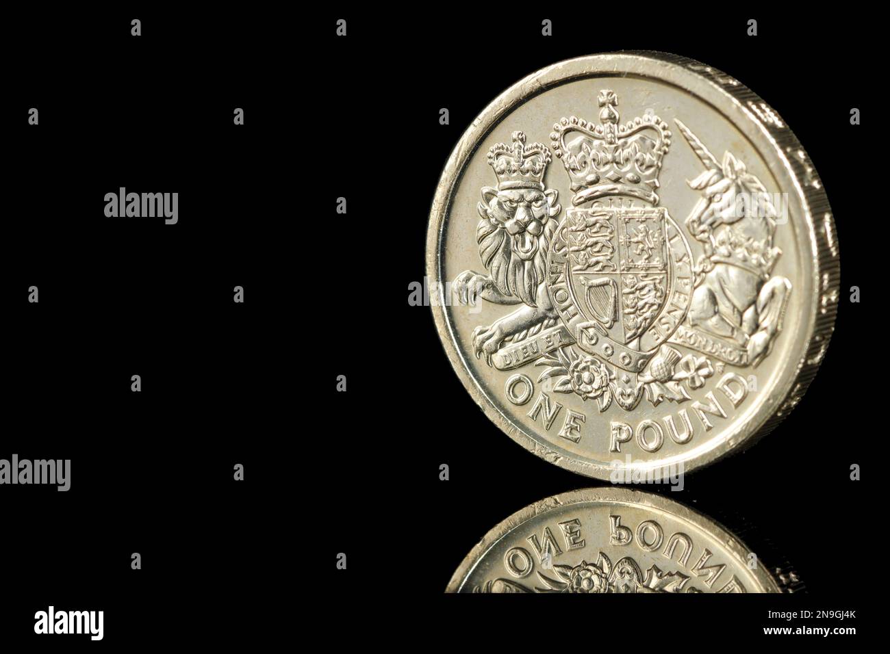 Reverse side of a 2015 UK £1 coin featuring the Royal Coat Of Arms ...