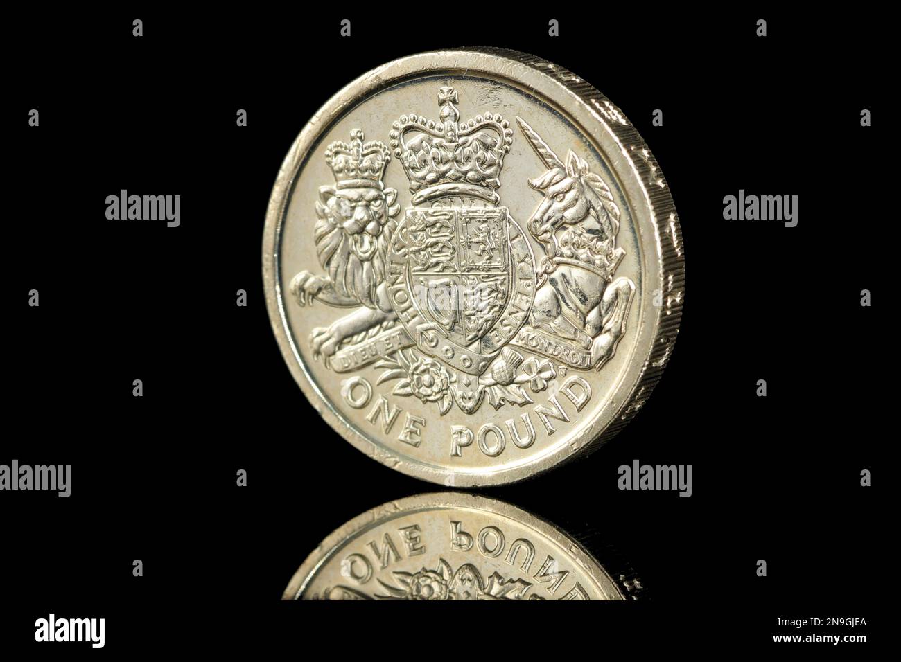 One pound coin coat of arms hi-res stock photography and images - Alamy