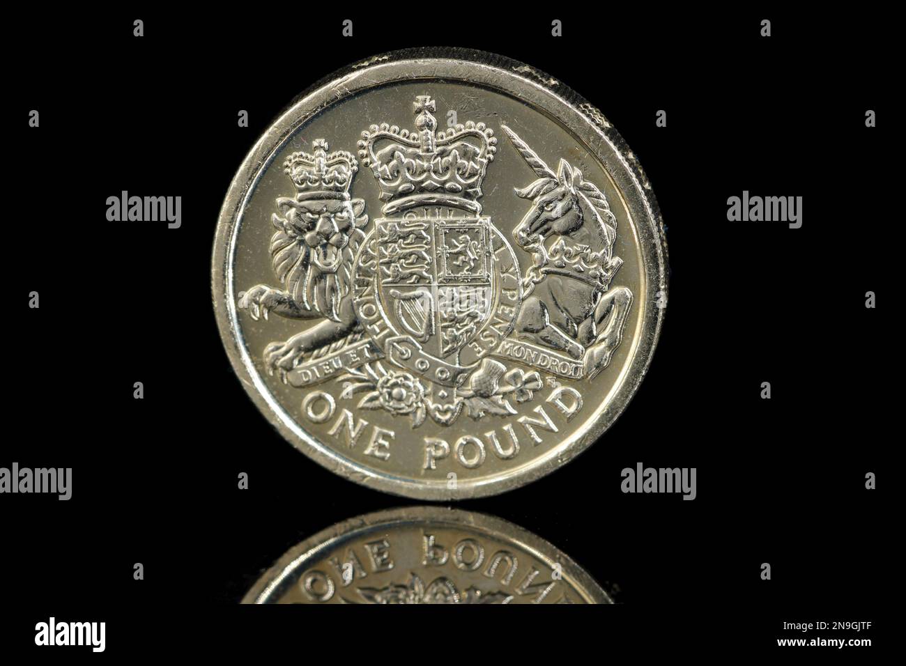Reverse side of a 2015 UK £1 coin featuring the Royal Coat Of Arms ...