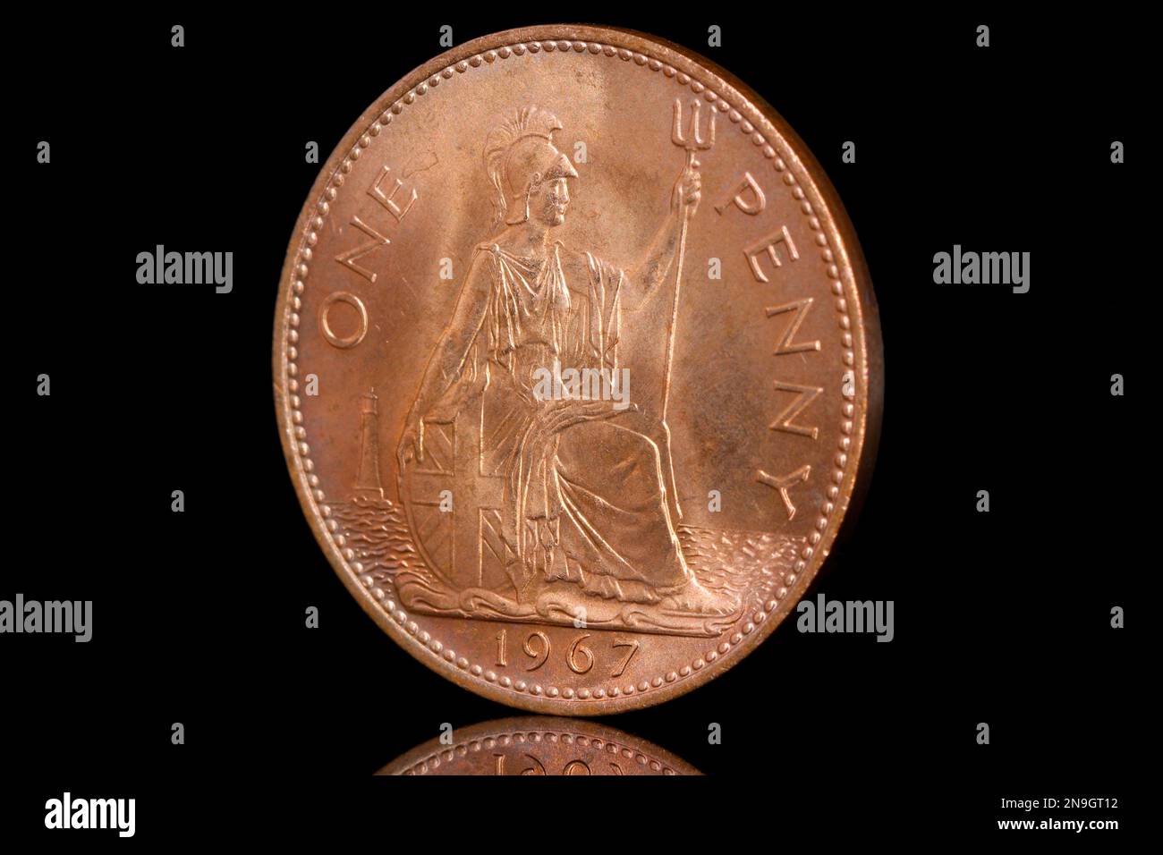 Reverse side of a 1967 One Penny featuring Britannia design Stock Photo ...