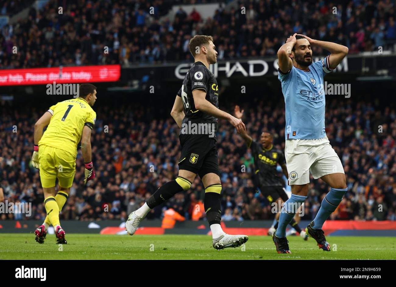 Emiliano martinez save hi-res stock photography and images - Alamy