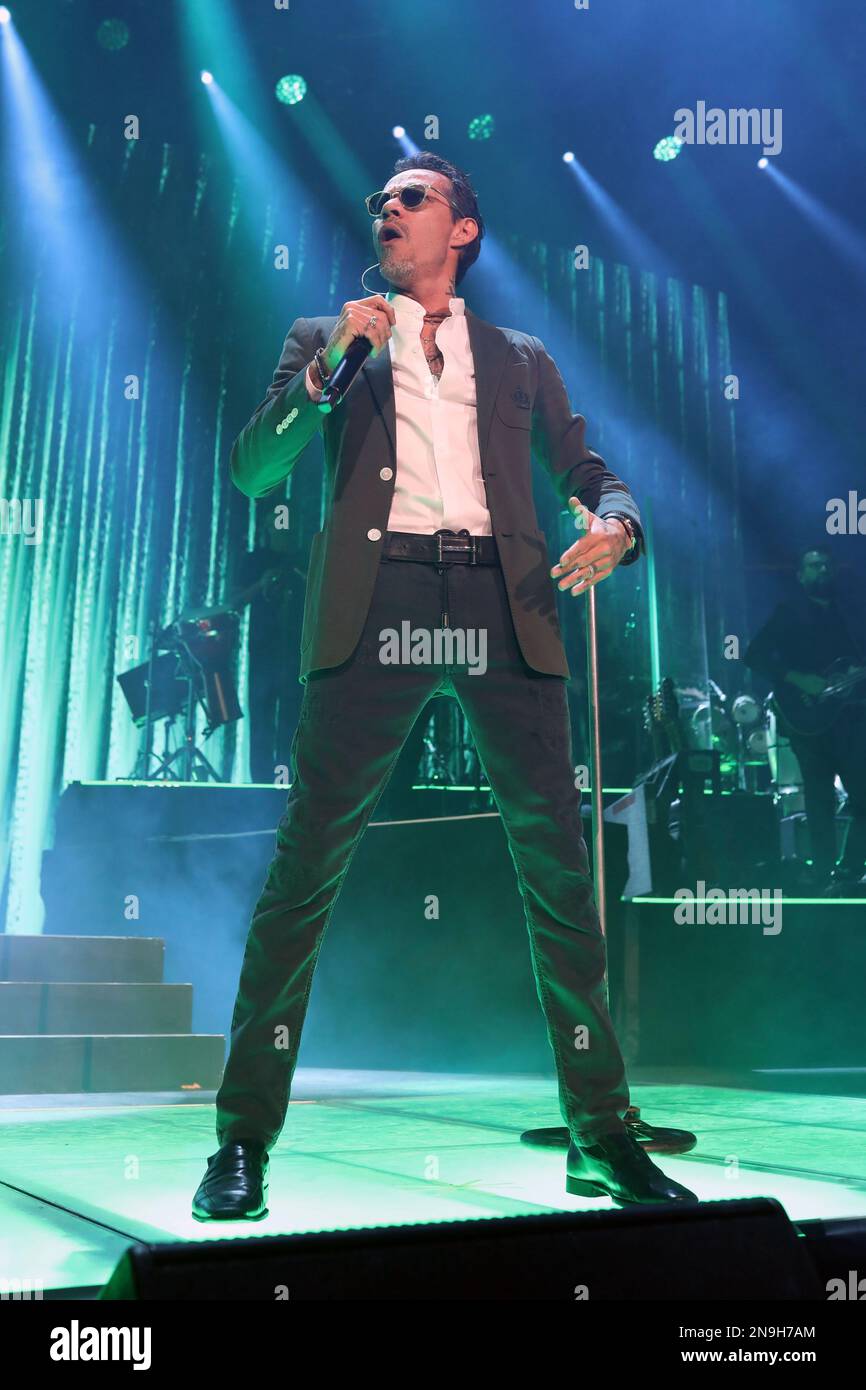 Marc Anthony performs during the Marc Anthony “Viviendo” Tour at ...