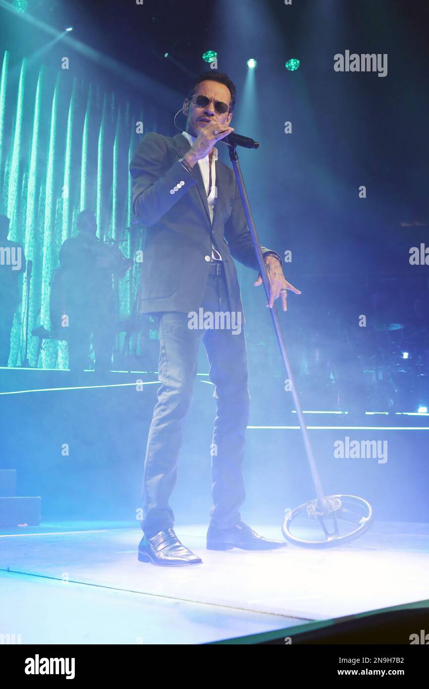 Marc Anthony performs during the Marc Anthony “Viviendo” Tour at ...