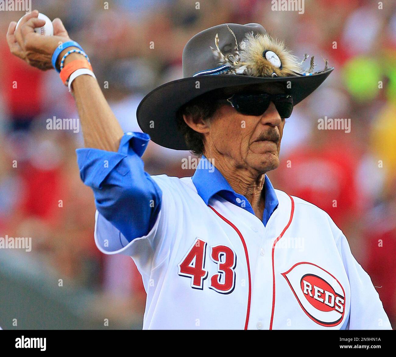 Seven-time NASCAR champion Richard Petty throws a ceremonial first ...
