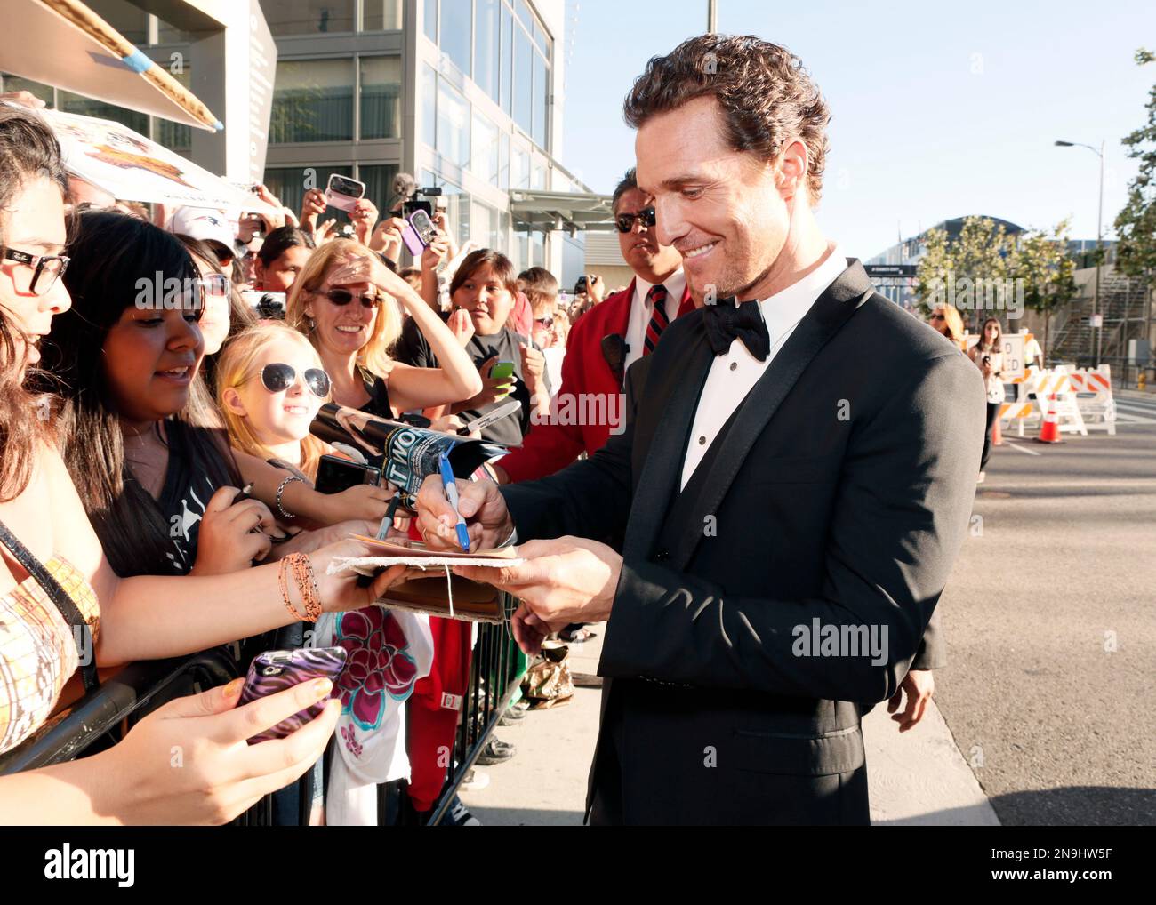 Actor Matthew McConaughey signs an autograph the premiere of "Magic ...