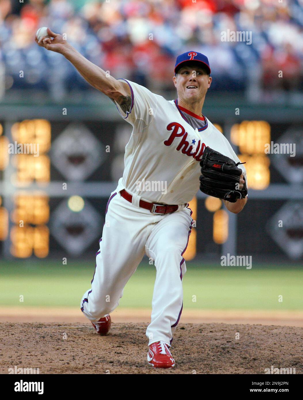 Philadelphia Phillies pitcher Jonathan Papelbon throws against the ...